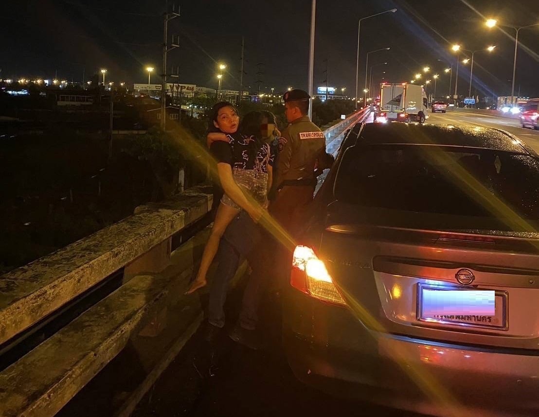 Police Praised For Saving Woman And 9-Year-old Daughter