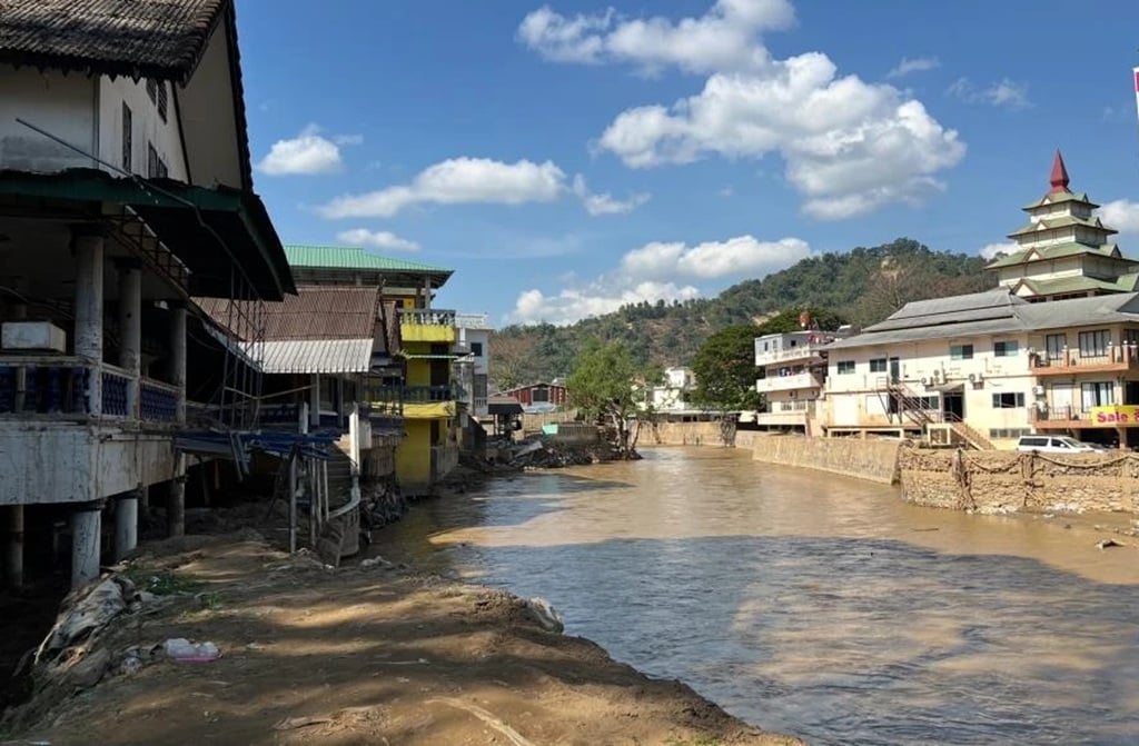 Building Owners In Mae Sai Volunteer To Demolish Their Buildings