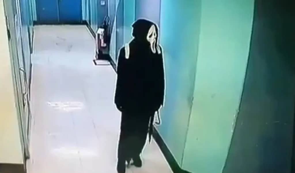 Robber Wearing Scream Mask Gets Trapped In Chiang Mai Gold Shop