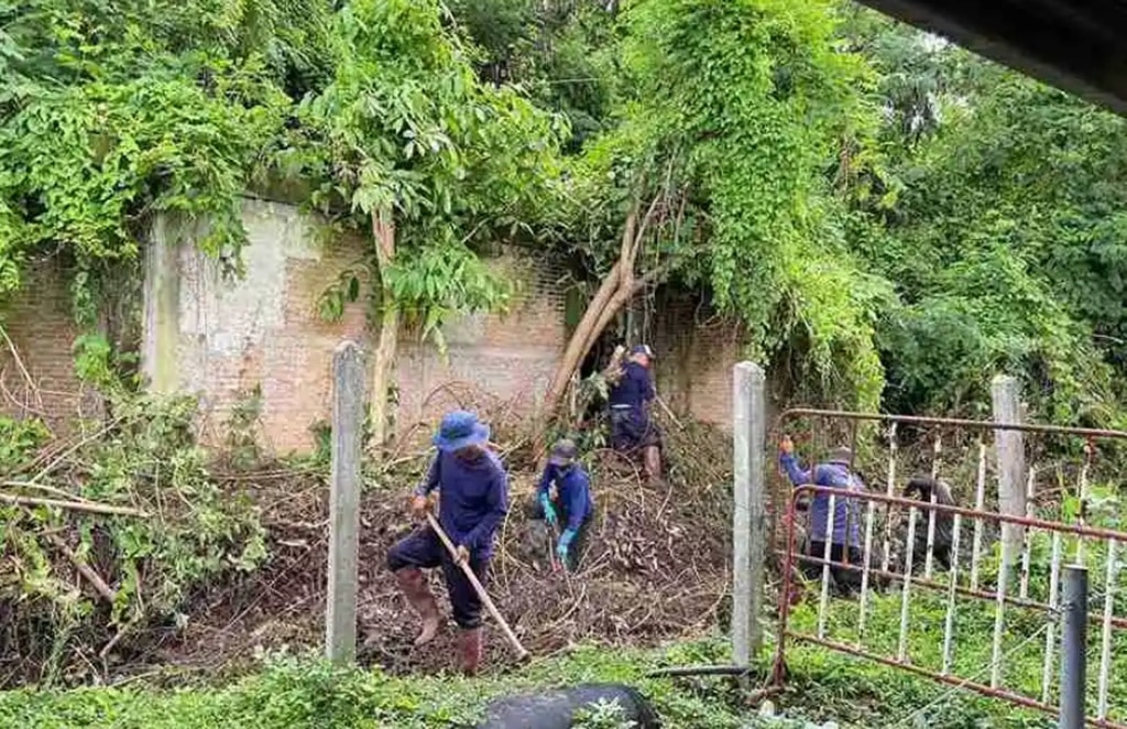 Chiang Rai Employes Prison Inmates To Clean Canals To Reduce Flood Risks
