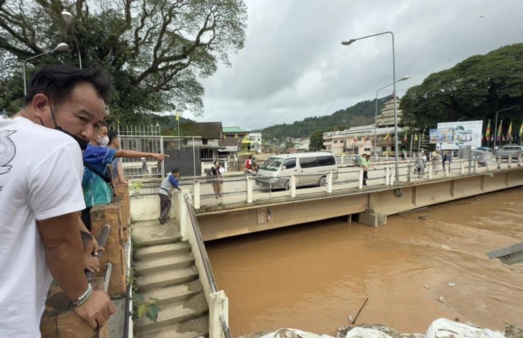 Flood Walls In Mae Sai Chiang Rai Holding, Flooding Reported In Tachileik