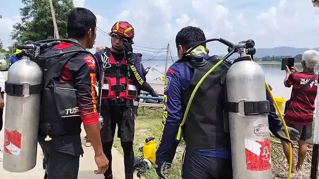 Rescue Workers Search For Missing Diver In Chao Phraya River